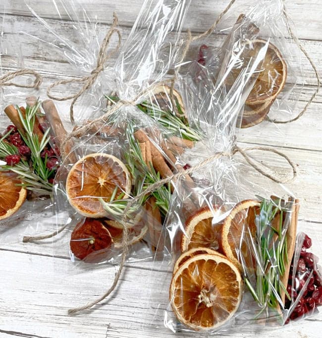 Christmas Stovetop Potpourri Recipe and Free Printable Gift Tag - Laura ...