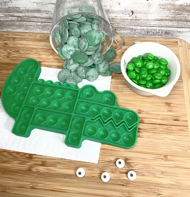 How to Make Pop It Chocolate Bars with a Fidget Toy - Laura Kelly's ...