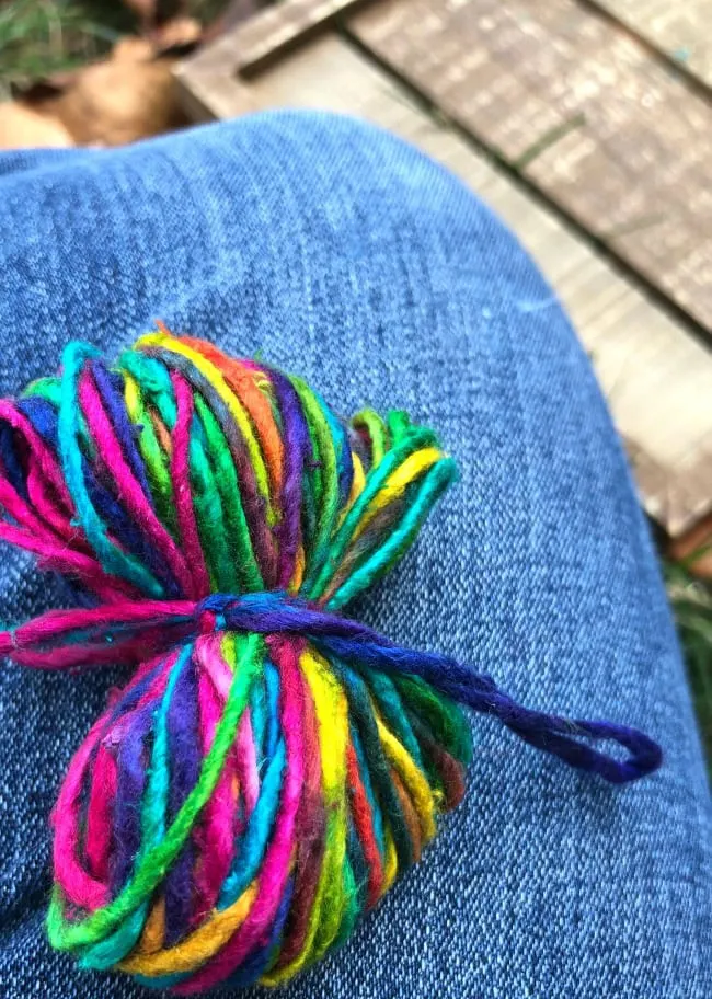 How to Make Pom-Poms in Four Easy Steps without a Special Tool