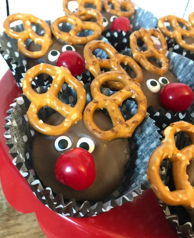 Iced Wreath Christmas Oreo Cookies Recipe - Laura Kelly's Inklings